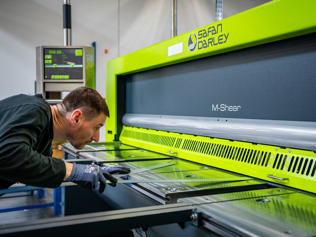 Při výběru nových tabulových nůžek dokázal naše technické zadání splnit ...